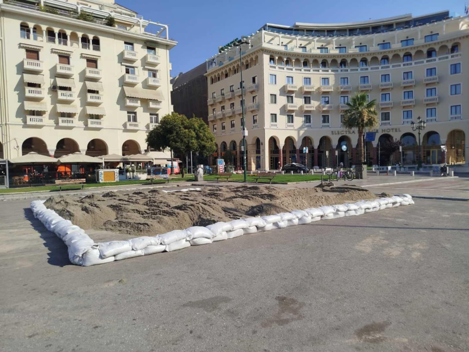 Θεσσαλονίκη: Γήπεδο έγινε η πλατεία Αριστοτέλους - Μάχες στην άμμο ...