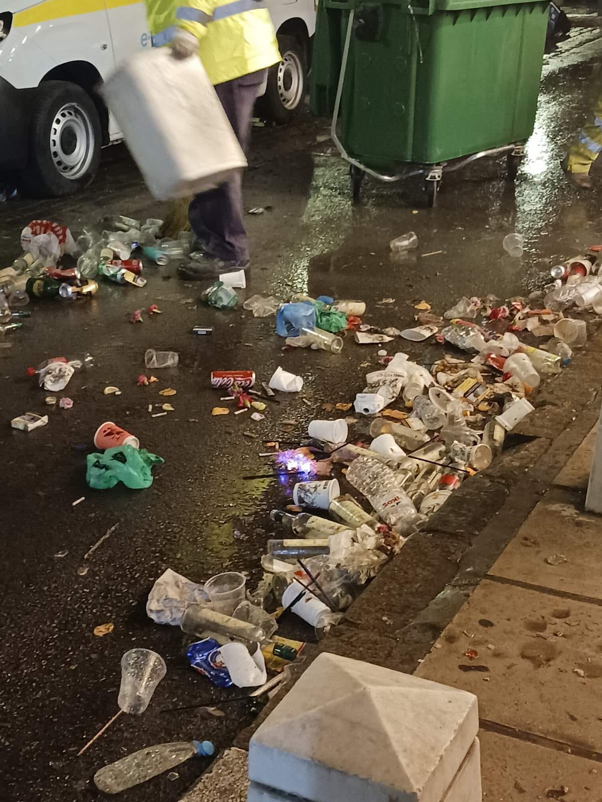 Θεσσαλονίκη: Μάχη για να καθαριστεί η πόλη μετά το πάρτι της Παραμονής ...
