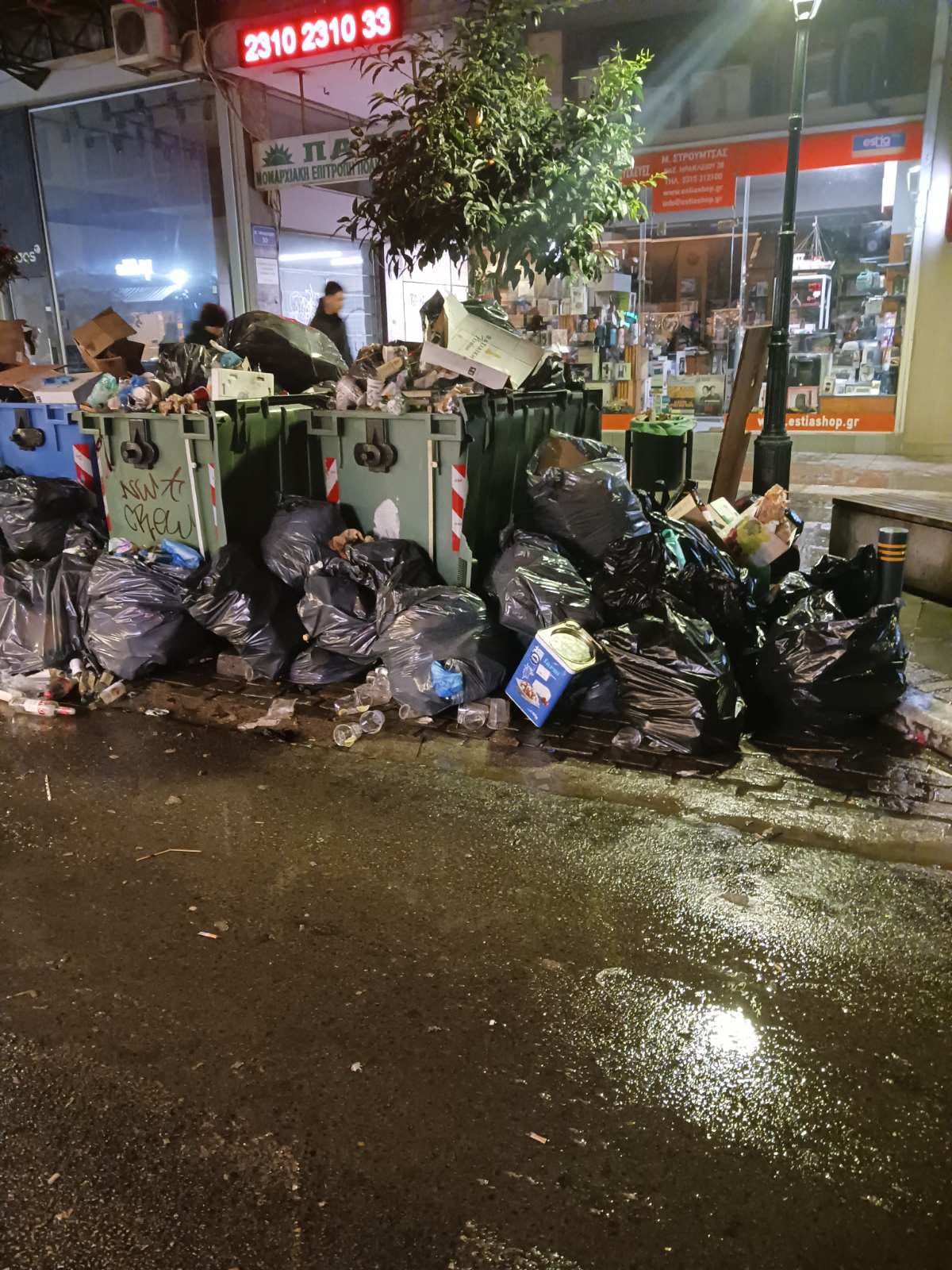 Θεσσαλονίκη: Μάχη για να καθαριστεί η πόλη μετά το πάρτι της Παραμονής ...