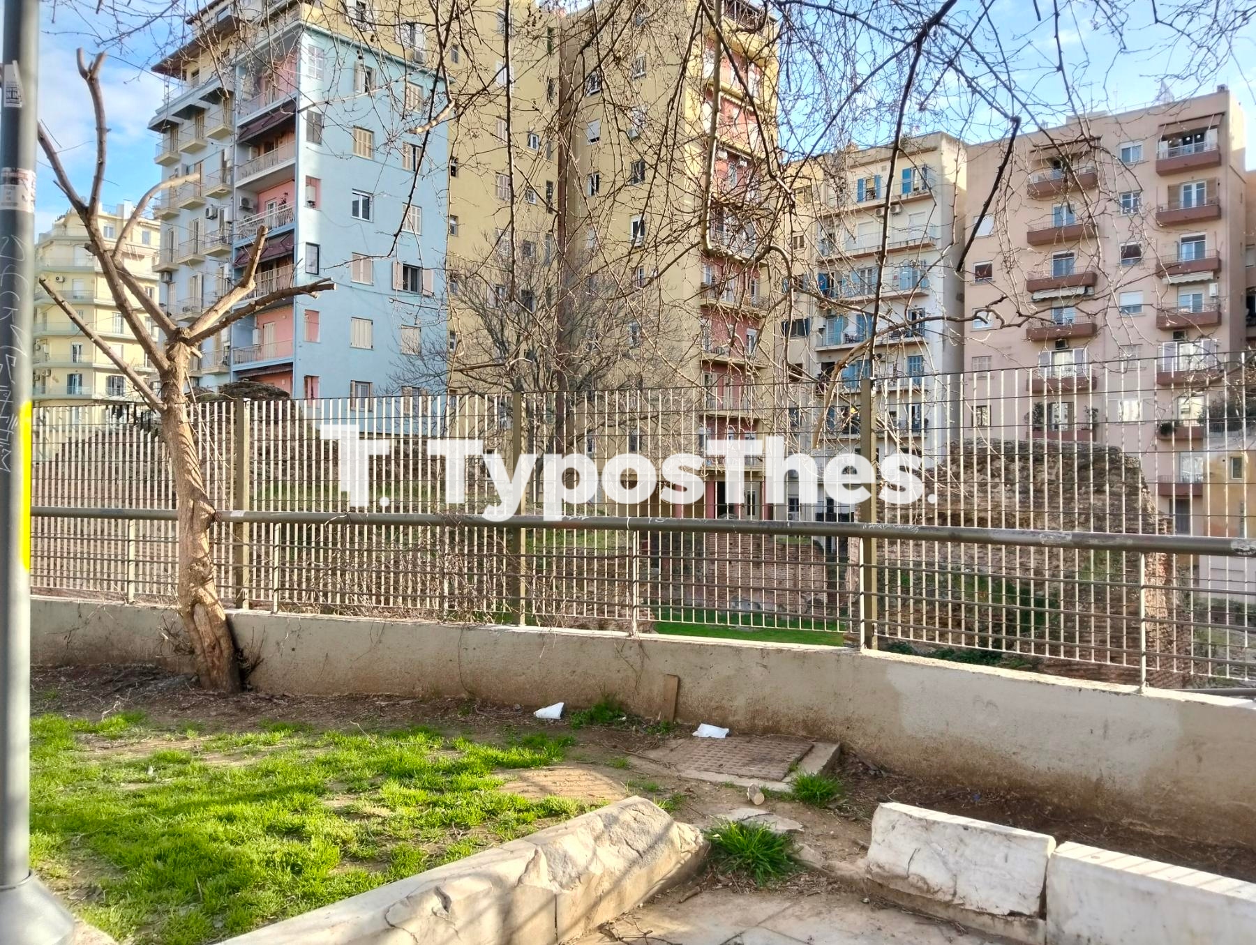 Θεσσαλονίκη: Κάγκελα μπήκαν ξανά στην Ναυαρίνου - Αντιδρά ο δήμος (ΦΩΤΟ ...