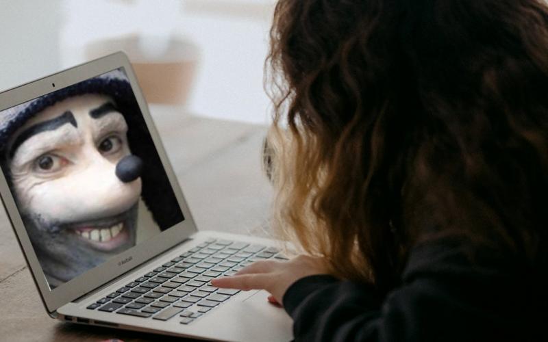 Jonathan Galindo: Το νέο «παιχνίδι» - κίνδυνος για τη ζωή των παιδιών ...