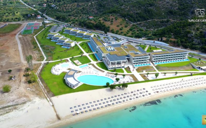 Χαλκιδική: Η πανέμορφη παραλία που από φέτος έχει και 5άστερο ...