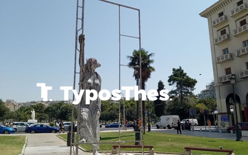 Απίστευτες εικόνες στη Θεσσαλονίκη: Βανδάλισαν γλυπτό στο κέντρο (ΦΩΤΟ + VIDEO) | Typosthes