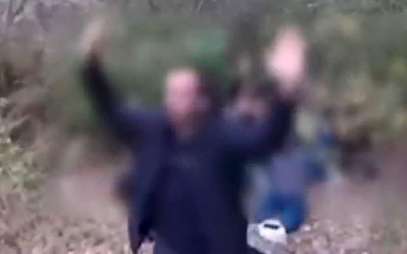 Η στιγμή που συλλαμβάνουν τους τούρκους με οπλοστάσιο στον Έβρο (VIDEO ...