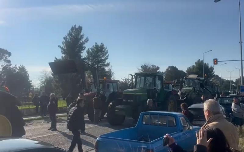 ΕΚΤΑΚΤΟ: Τρακτέρ στην έξοδο του αεροδρομίου «Μακεδονία» στη Θεσσαλονίκη ...