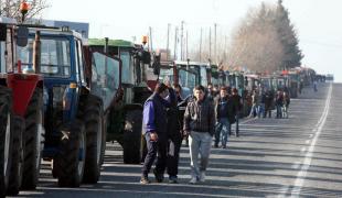 «Εμφύλιος» στους αγρότες μετά το «ναι» των 18 στον διάλογο - «Είναι ...